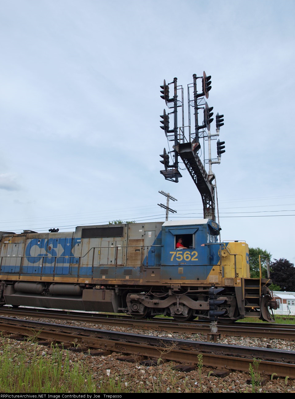CSX 7562 goes under the signals at Columbus Ave.